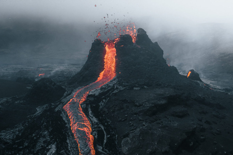 Imágenes fascinantes de la lava de un volcán en erupción en Islandia ...