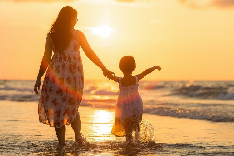 6 beneficios de caminar descalzo | esVivir