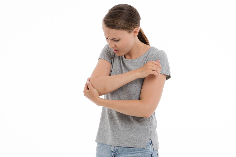 7 consejos para eliminar manchas y asperezas en los codos | esVivir