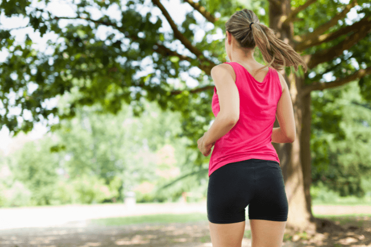 Por qué practicar el retro-walking a partir de los 40 | esVivir