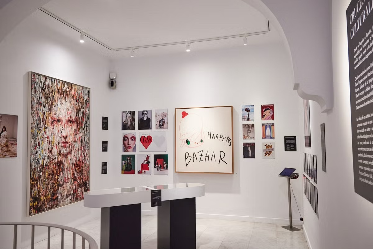 Arte y moda dialogan 'más allá de la moda' en la exposición sobre los 15 años de Harper's Bazaar ...